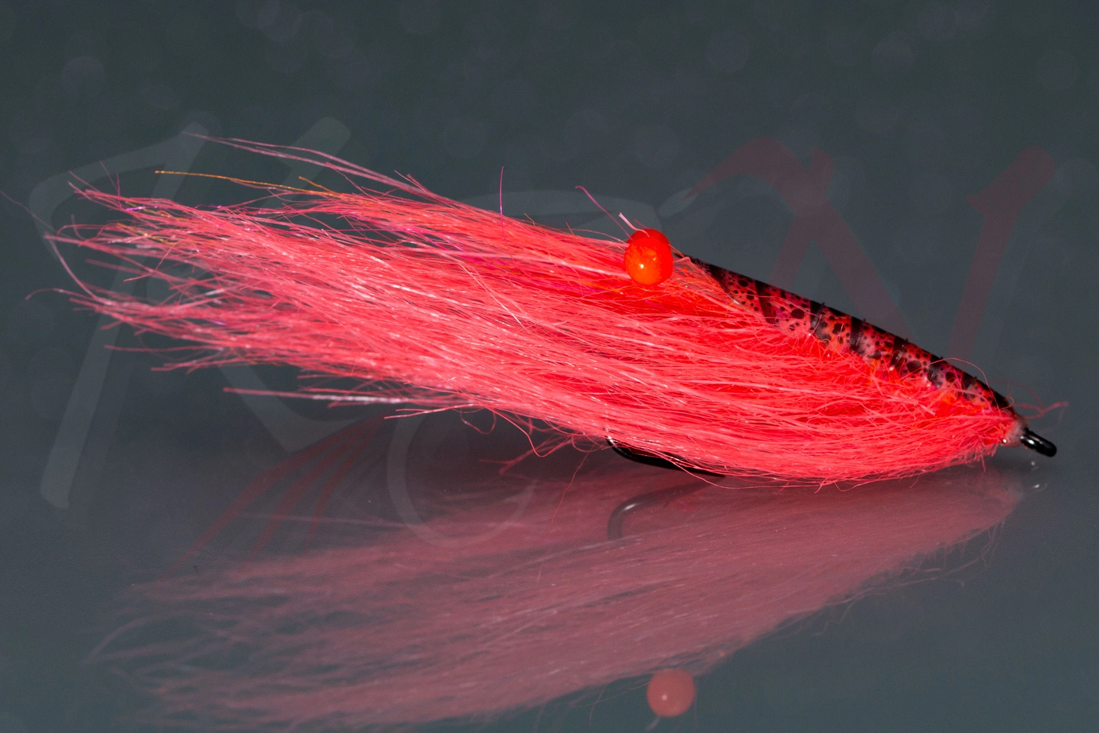 Różowo pomarańczowa krewetka mucha na morską troć na zimną wodę